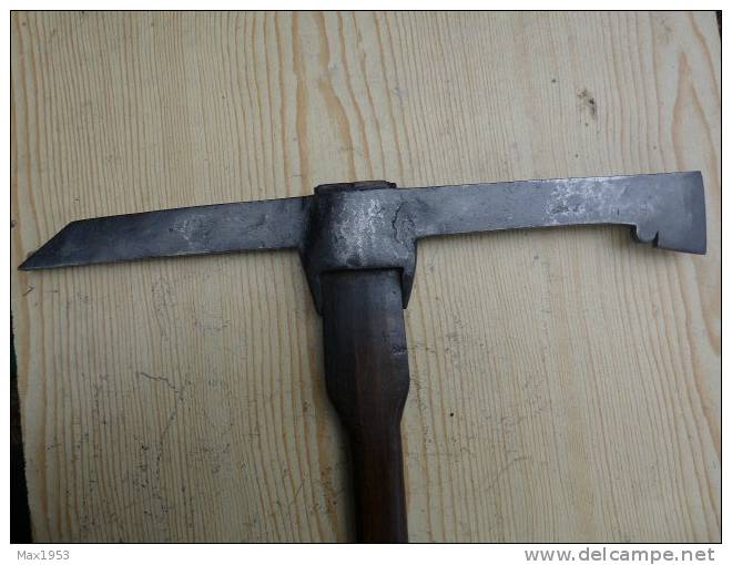 OUTILS ANCIENS - ART POPULAIRE : bisaigue avec manche