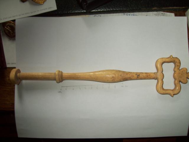 OUTILS ANCIENS - ART POPULAIRE : Objet inconnu; résolu:poignée.