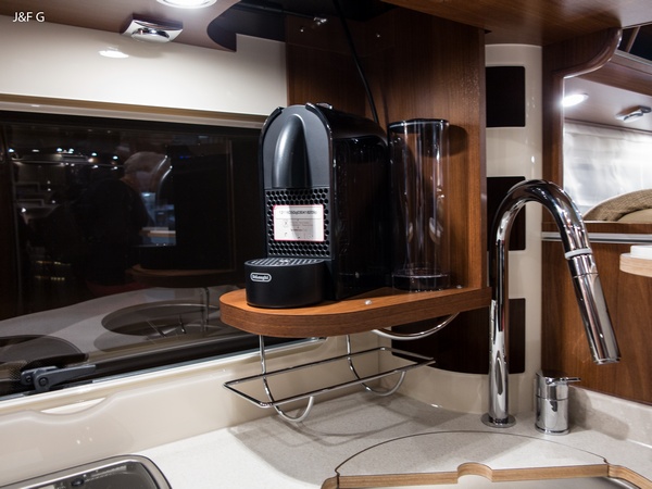 Camping-car par Marque : NESPRESSO A LA PLACE DE CAFETIERE TR