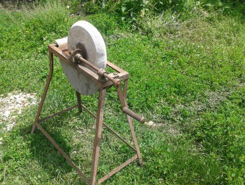 OUTILS ANCIENS - ART POPULAIRE : Une meule avec une pierre curieux