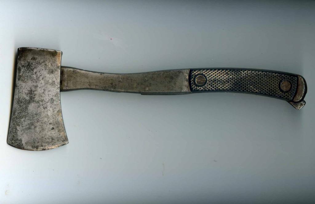 OUTILS ANCIENS - ART POPULAIRE :: Renseignements sur une hache