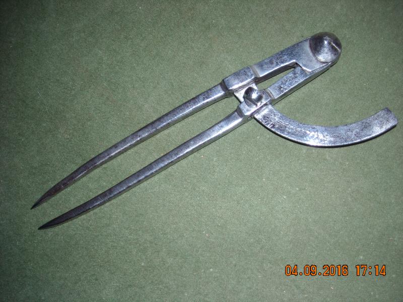 OUTILS ANCIENS - ART POPULAIRE :: quelle famille pour ces compas ...