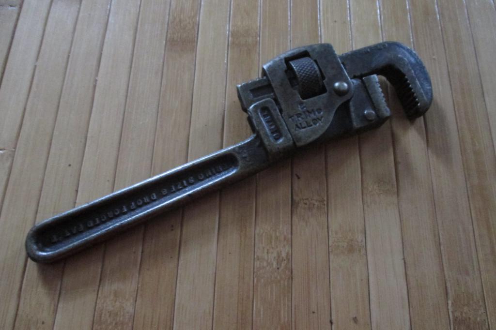 OUTILS ANCIENS - ART POPULAIRE : cles anglaises , a molettes , a griffe ...