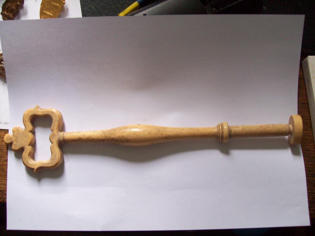 OUTILS ANCIENS - ART POPULAIRE : Objet inconnu; résolu:poignée.