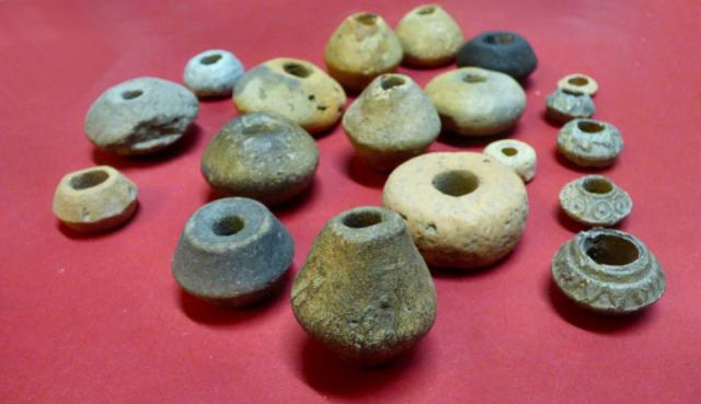 OUTILS ANCIENS - ART POPULAIRE : poids en plomb et autres objets en plomb