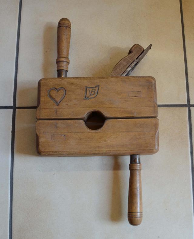 OUTILS ANCIENS - ART POPULAIRE : rabot de charron?