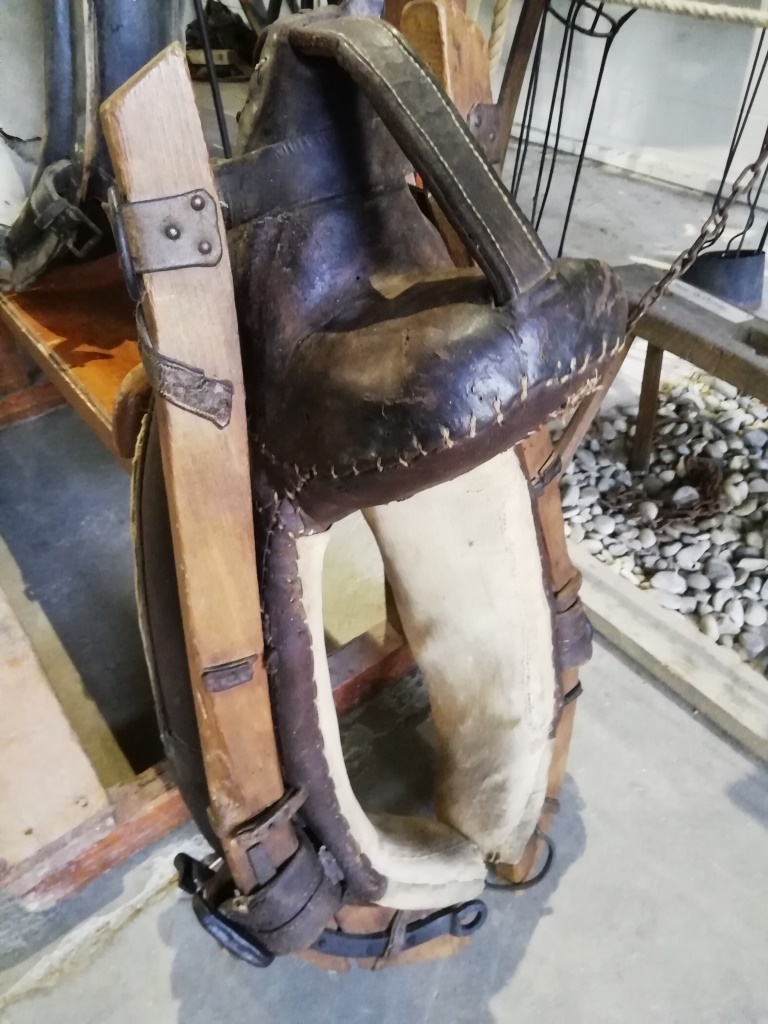 OUTILS ANCIENS - ART POPULAIRE :: Collier pour cheval ou mule