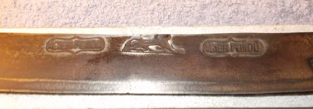 OUTILS ANCIENS - ART POPULAIRE : un sphinx énigmatique sur une plane