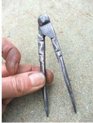 OUTILS ANCIENS - ART POPULAIRE : quelle famille pour ces compas ...