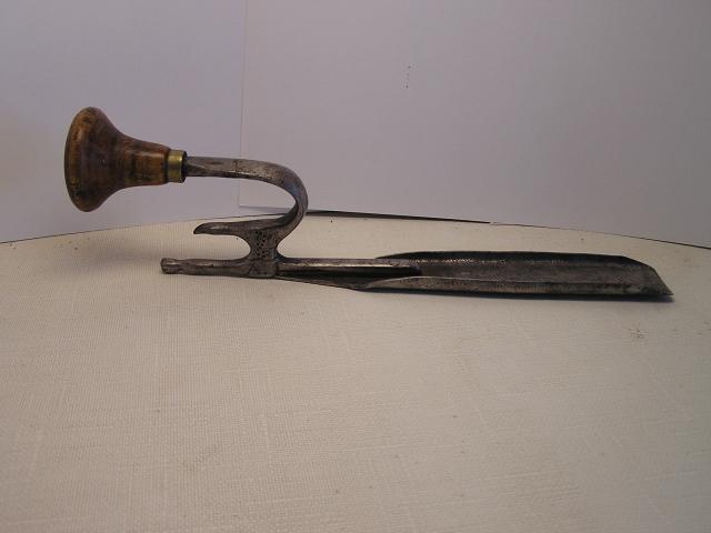 OUTILS ANCIENS - ART POPULAIRE : Boutoir de sabotier
