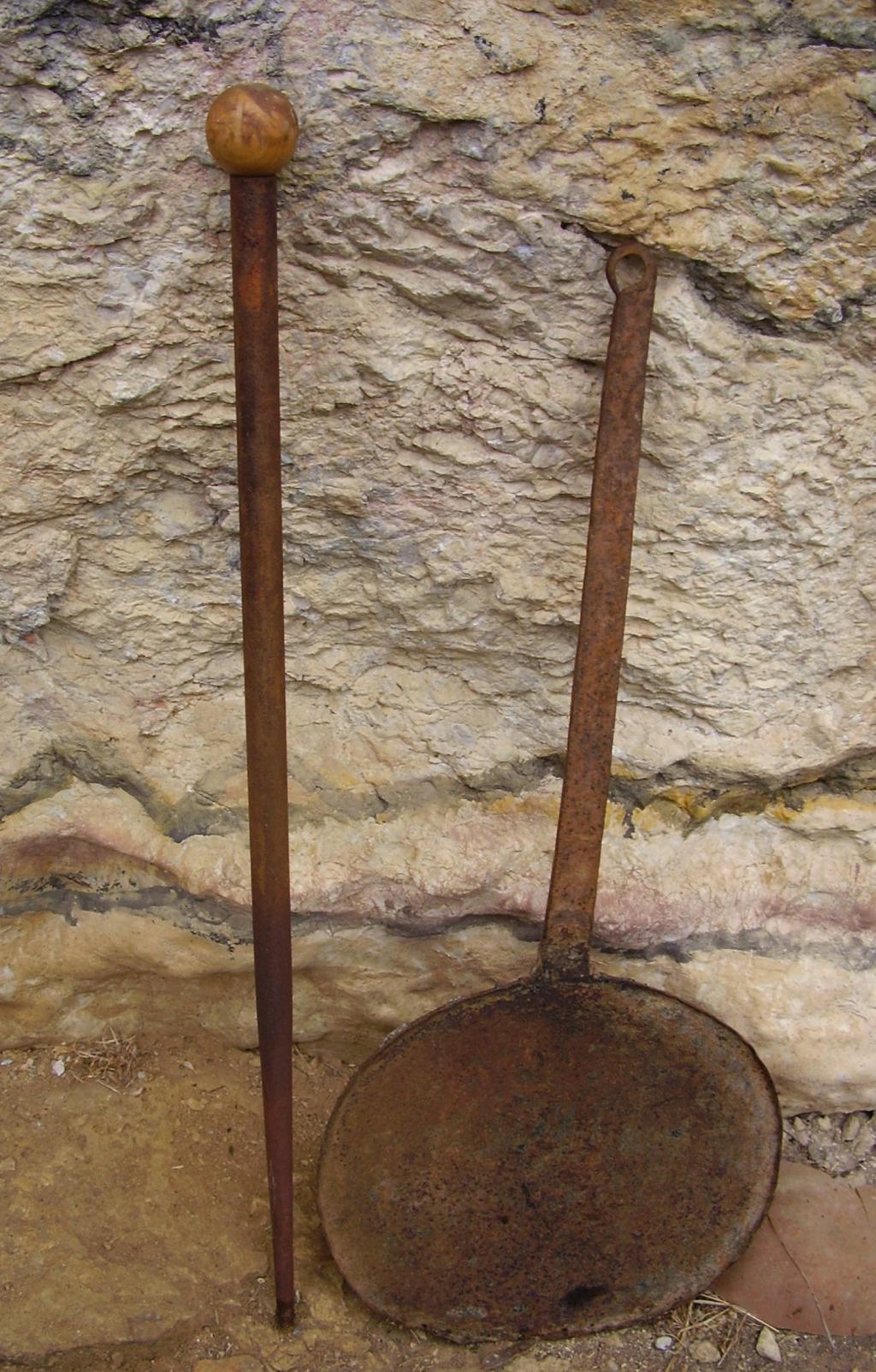 OUTILS ANCIENS - ART POPULAIRE :: le bouffadou . . . et une crêpière d'âtre