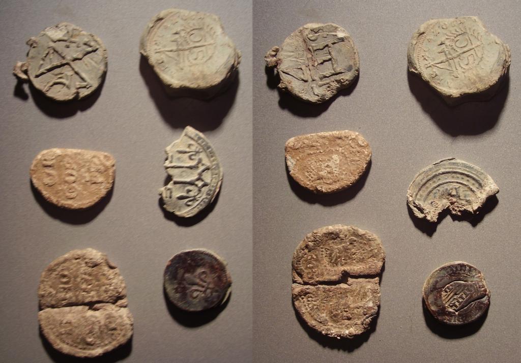 OUTILS ANCIENS - ART POPULAIRE : poids en plomb et autres objets en plomb