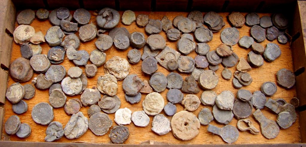 OUTILS ANCIENS - ART POPULAIRE : poids en plomb et autres objets en plomb