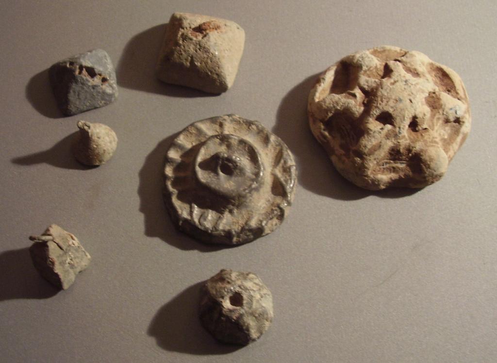 OUTILS ANCIENS - ART POPULAIRE : poids en plomb et autres objets en plomb