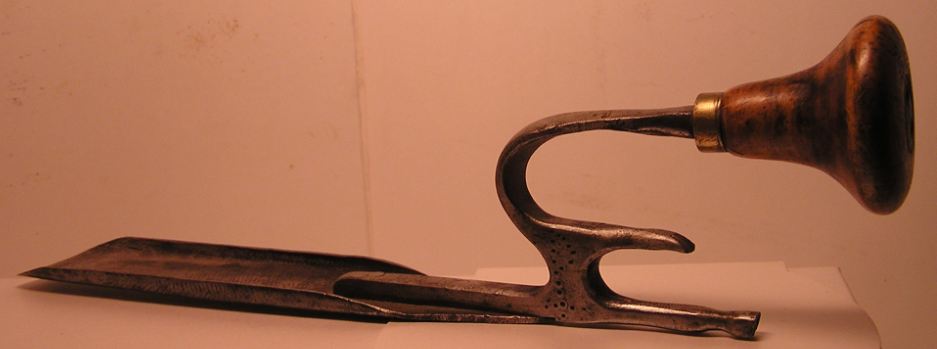OUTILS ANCIENS - ART POPULAIRE : BOUTOIR