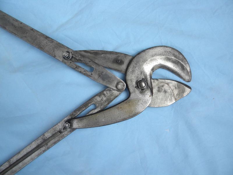 OUTILS ANCIENS - ART POPULAIRE : Coupe-cornes des bovins