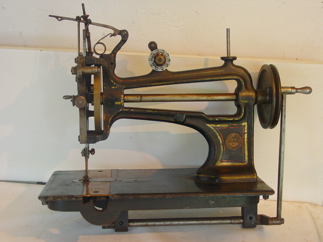 OUTILS ANCIENS - ART POPULAIRE :: Machine à coudre vue au VM