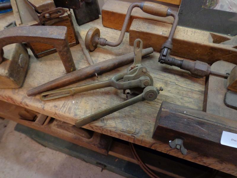 OUTILS ANCIENS - ART POPULAIRE : Collection d'outils de menuiserie