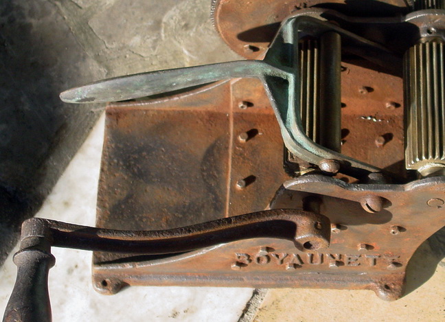 OUTILS ANCIENS - ART POPULAIRE : IDENTIFIÉE comme Machine à préparer ...