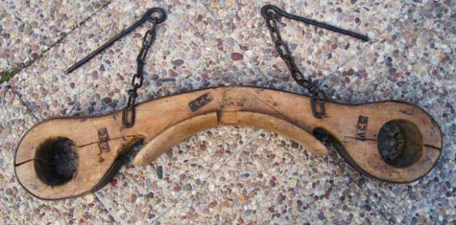 OUTILS ANCIENS - ART POPULAIRE : Joug de bovin pour un seul animal (résolu)