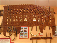 OUTILS ANCIENS - ART POPULAIRE : joug sculpté